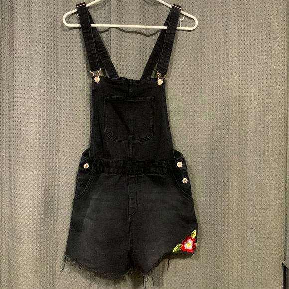Love Tree | Shorts | Love Tree Black Denim Overalls Super Cute Size L ...